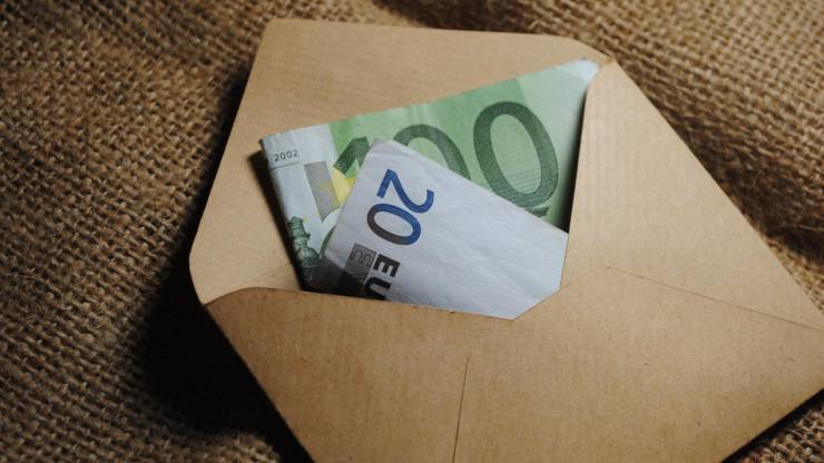 « Je donne 10 000 euros à mon fils, va-t-il payer des impôts